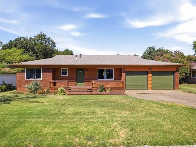 612 Oakwood Dr, Euless, TX 76040