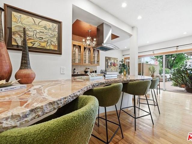 612 S Barrington Ave Apt 213, Los Angeles, CA 90049