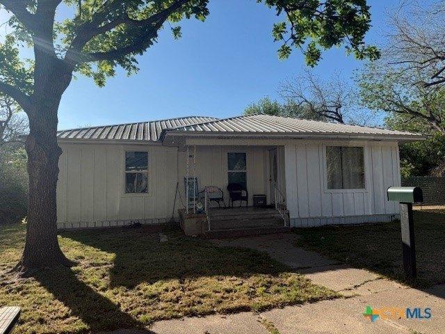 612 Schwab St, Yoakum, TX 77995