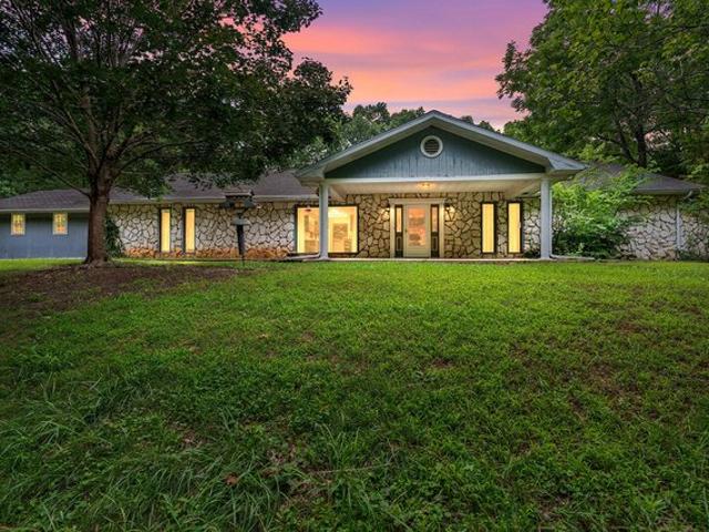 612 Stoneshire Dr, Highlandville, MO 65669