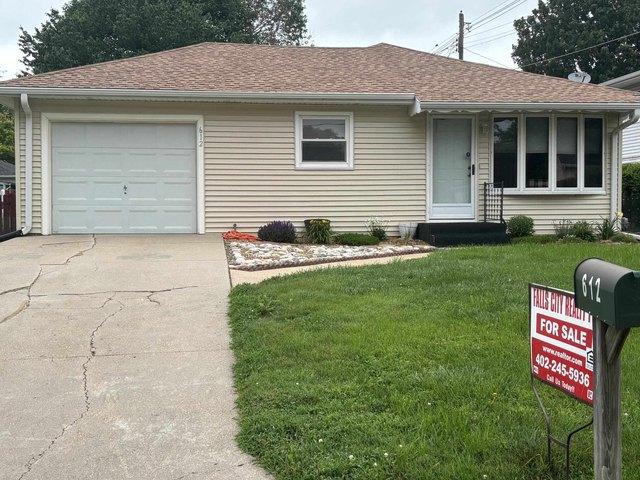 612 W 25th St, Falls City, NE 68355