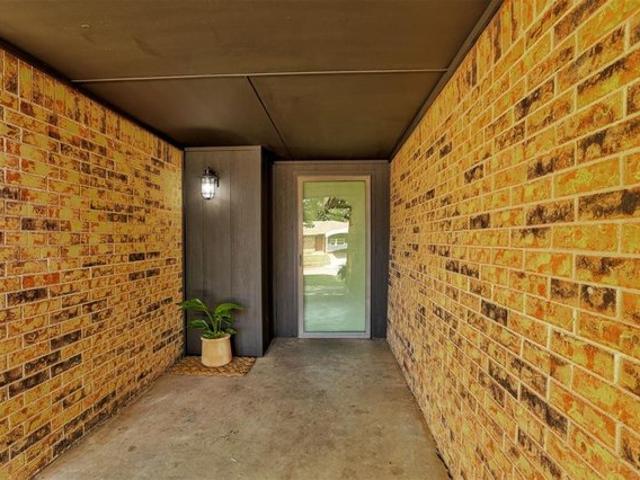 612 W Perry Dr, Mustang, OK 73064