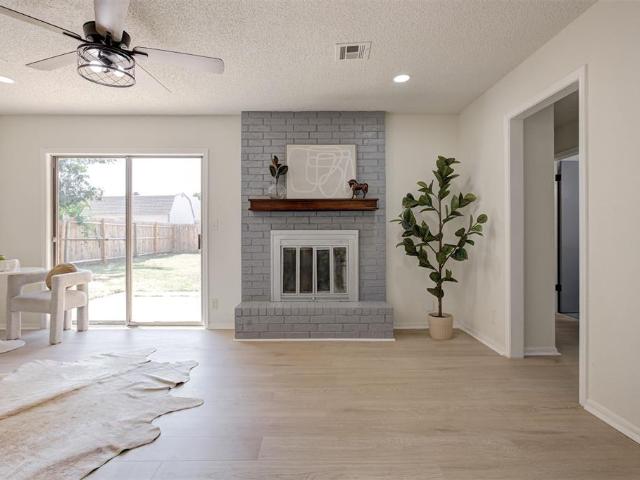 612 W Perry Drive