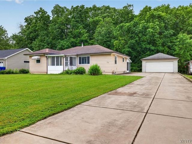 6134 Dover Rd, Hamburg, NY 14085