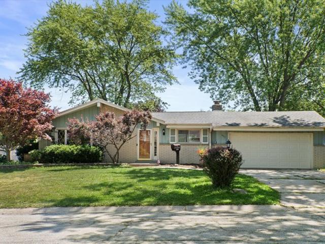6131 Twin Oak Dr, Greendale, WI 53129