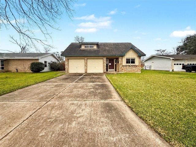 613 Center Way St, Lake Jackson, TX 77566