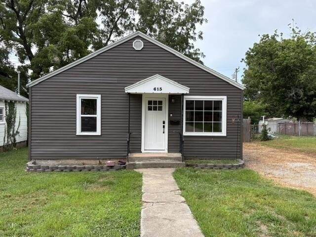 613 E Highland St, Aurora, MO 65605
