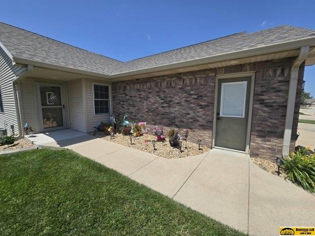 613 Spring View Cir, Beatrice, NE 68310