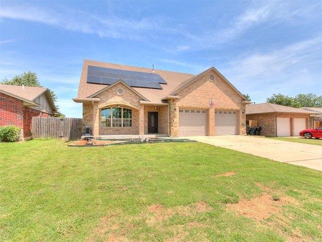 613 SW 7th St, Moore, OK 73160