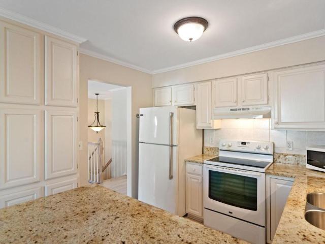 6140 Creek View Ridge