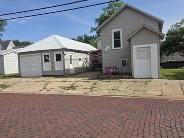 614 8th St, Fairbury, NE 68352