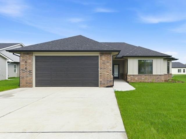 614 E Elmwood St, Park City, KS 67147