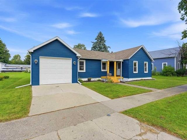 614 E Madison St, Washington, IA 52353