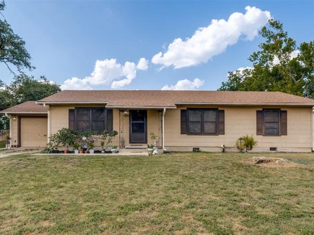 614 E Martindale Rd, Seguin, TX 78155