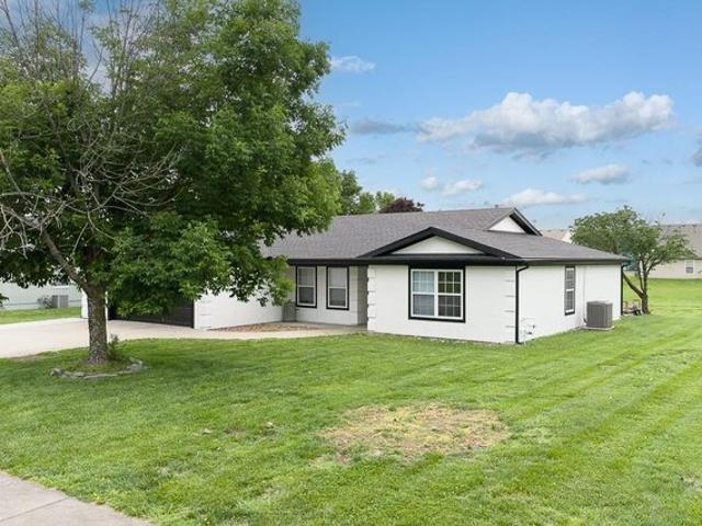 614 Myers Dr, Tonganoxie, KS 66086