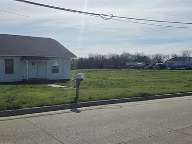 614 N 2nd St, Sanger, TX 76266