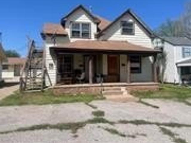 614 S 11th St, Clinton, OK 73601