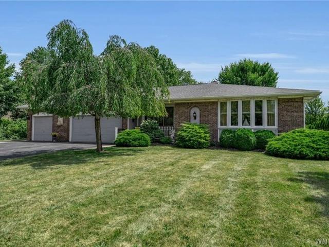 6151 Clarence Ln N, East Amherst, NY 14051