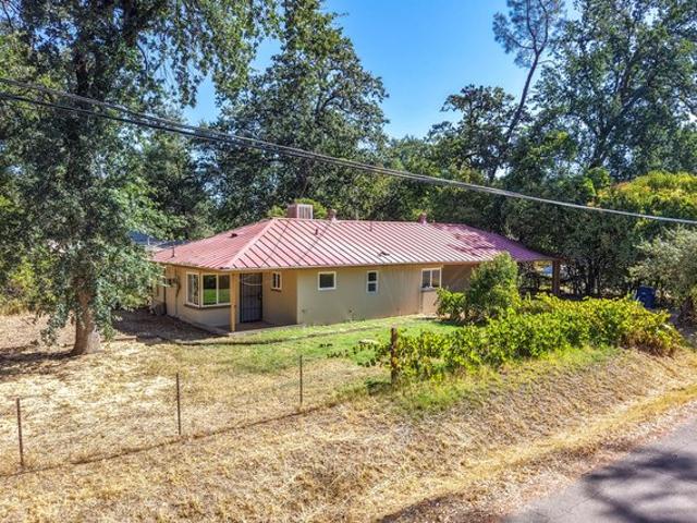 6151 Emerald Ln, Redding, CA 96001
