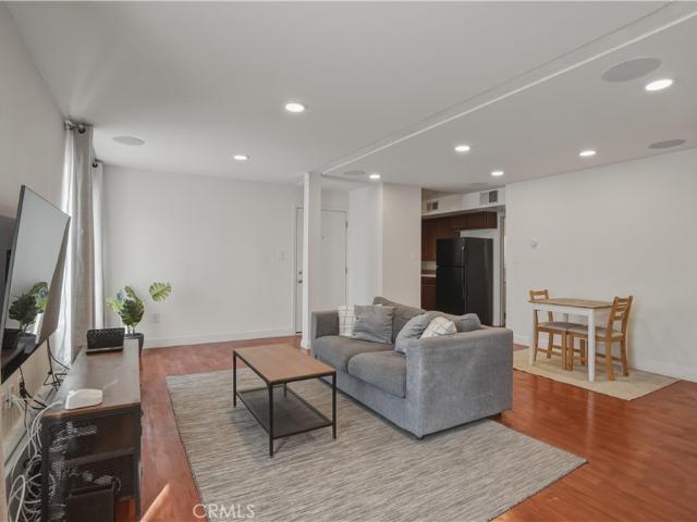 6151 Reseda Boulevard 13