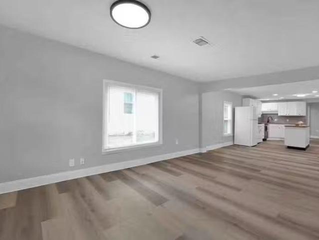 61520512 1071 Whitethorne Ave