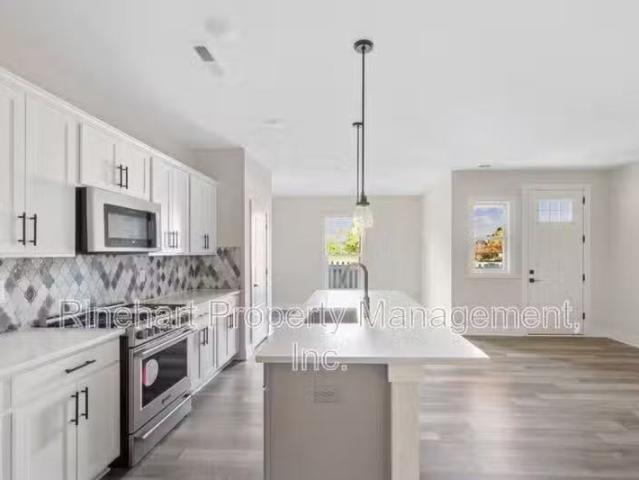 61530454 684 Melville Dr