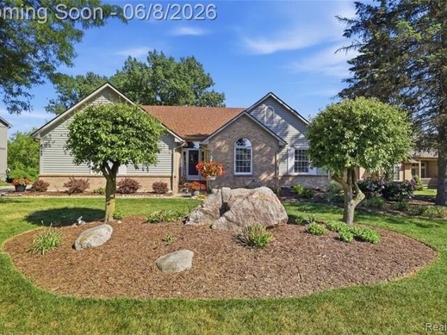 6153 Pine Creek Ct, Grand Blanc, MI 48439