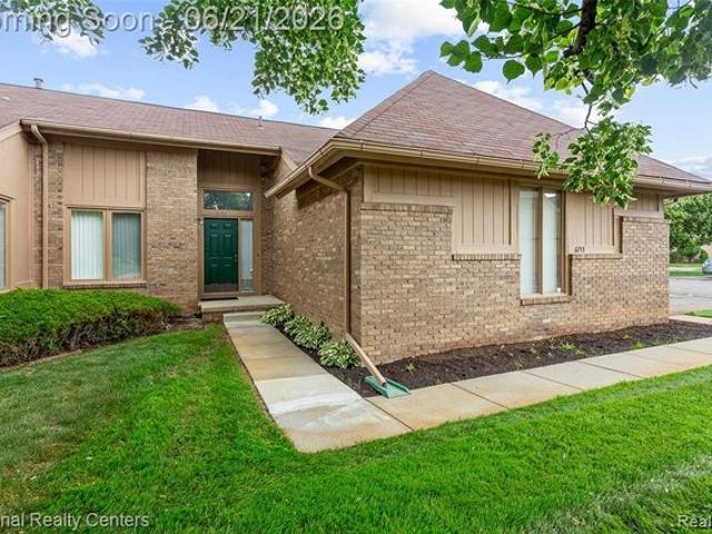6153 Westbrooke Dr, West Bloomfield Township, MI 48322
