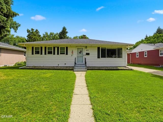 615 22nd Ave S, Grand Forks, ND 58201