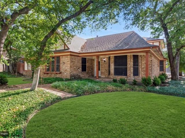615 Country Green Ln, Arlington, TX 76011