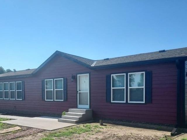 615 Stockwell St, Pukwana, SD 57370