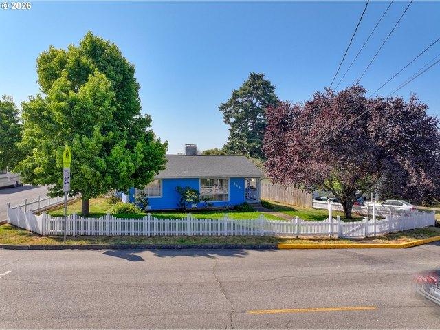 615 Pacific Ave, Brookings, OR 97415