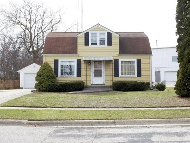 615 Roosevelt Dr, West Bend, WI 53090