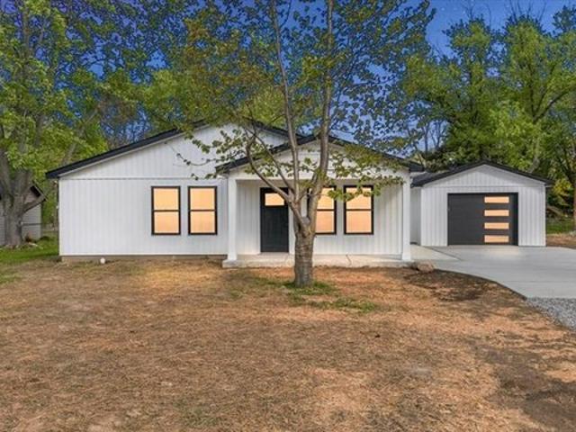 6165 Woodsdale Dr, Grand Blanc, MI 48439