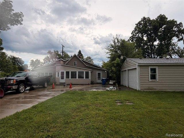 6163 Lanman Dr, Waterford Township, MI 48329