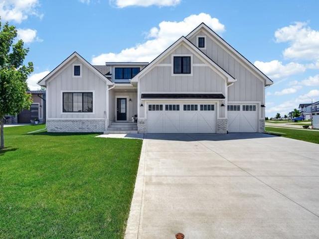 616 Elkwood Cir, Norwalk, IA 50211