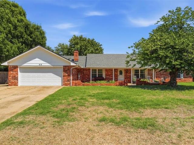 616 N Falcon Way, Mustang, OK 73064