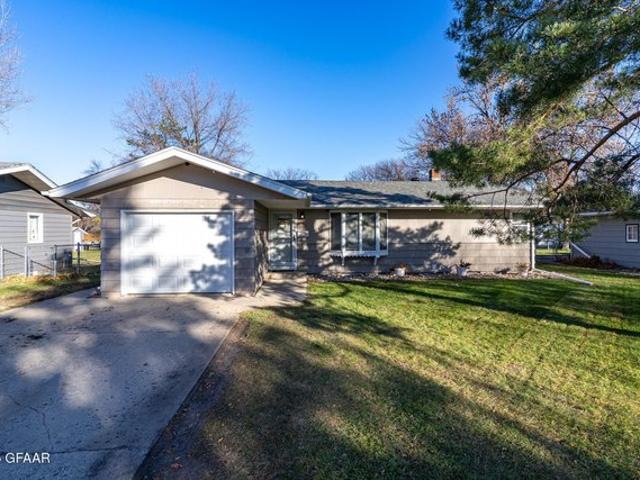 616 Park Dr, Grand Forks, ND 58201