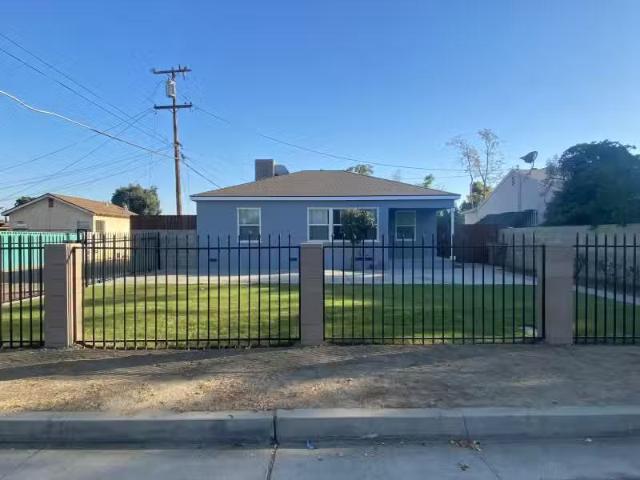 617 10th St, Bakersfield, CA 93304