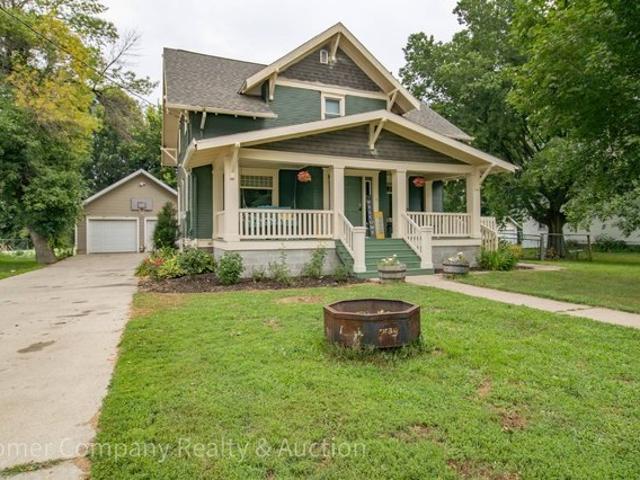 617 2nd St, Hull, IA 51239
