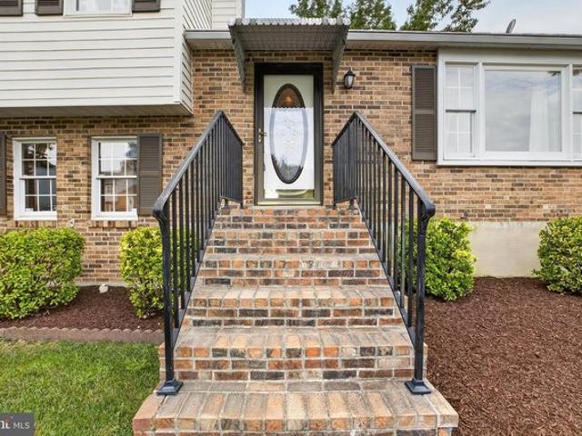 617 Green Spring Dr, Bear, DE 19701