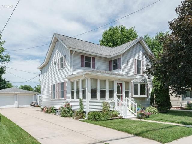 617 N Main St, Mayville, WI 53050