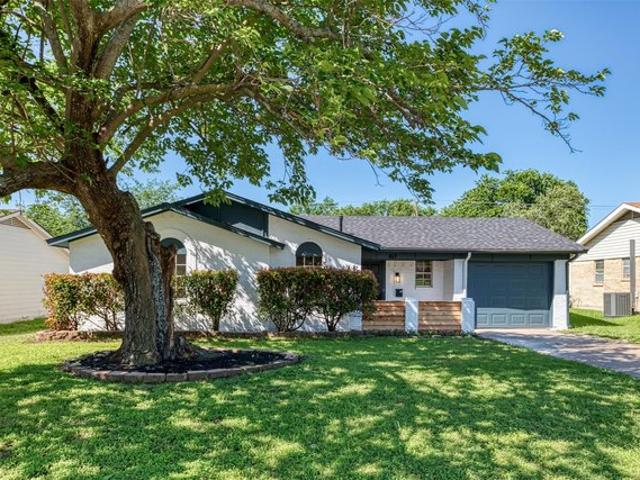617 NW Newton Dr, Burleson, TX 76028