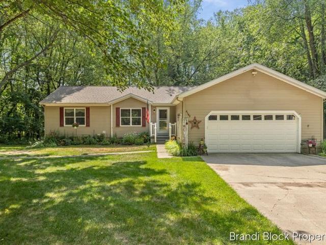 6189 Tanglewood Dr, Lowell, MI 49331