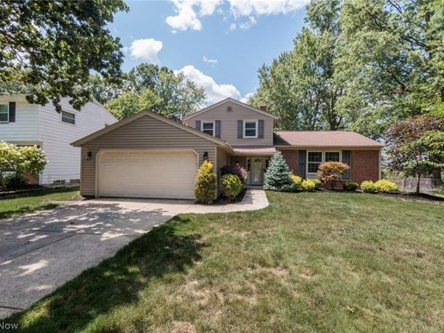 6182 Stafford Dr, North Olmsted, OH 44070