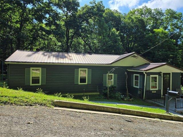 618 Chestnut St, Titusville, PA 16354