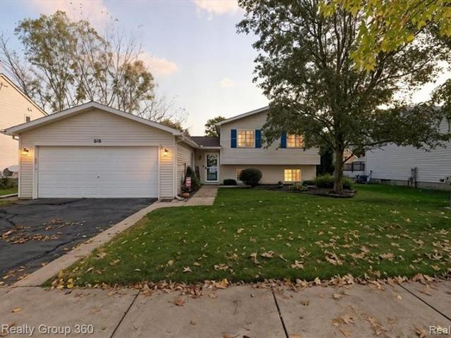 618 Bluebird Ln, Pinckney Vlg, MI 48169