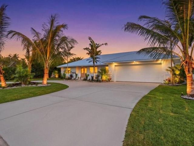 618 Gladstone Ln, Holmes Beach, FL 34217