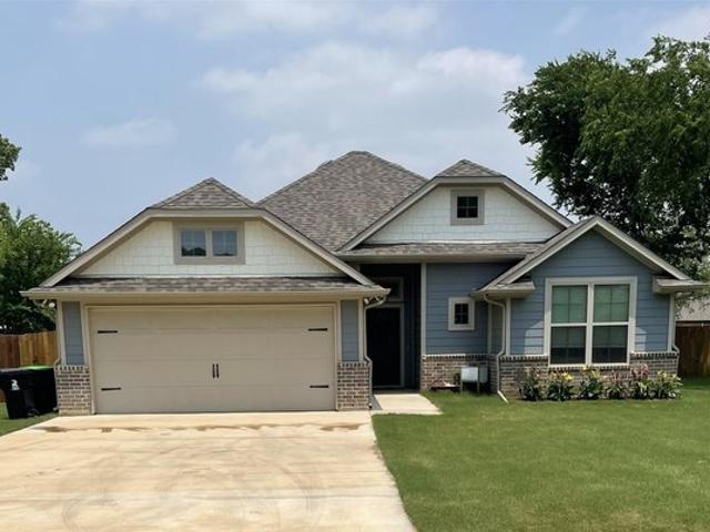 618 E Walcott St, Pilot Point, TX 76258