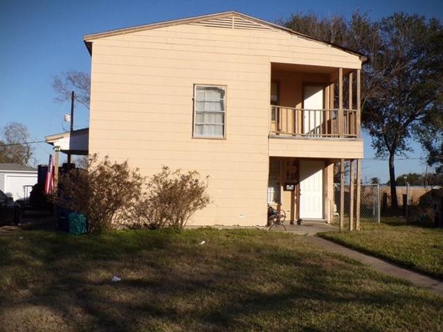 618 N 11th St, Texas City, TX 77590